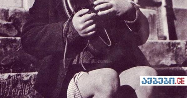 პატარა ბიჭი, რომელმაც პირველად ნახა ახალი ფეხსაცმელი - უნიკალური ფოტოს ...