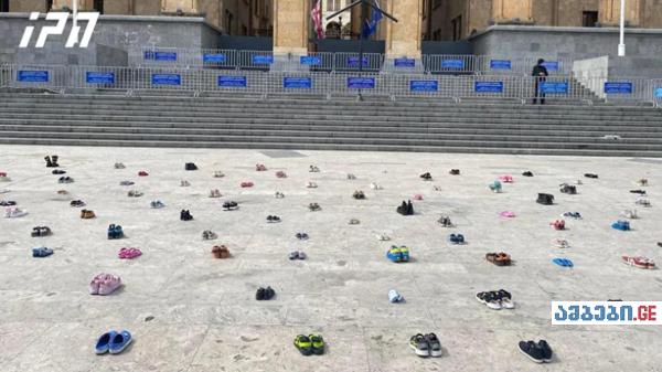 პერფორმანსი უკრაინაში დაღუპული ბავშვების ხსოვნის პატივსაცემად ...