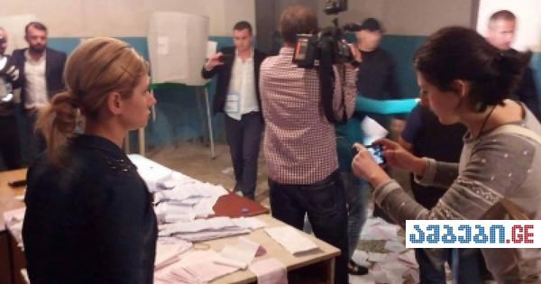 დაპირისპირება ჯიხაშკარში - უცნობმა პირებმა ორი საარჩევნო უბანი დაარბიეს ...