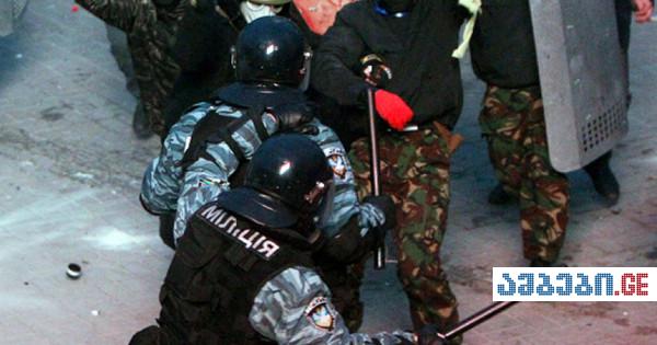 "ბერკუტმა" ორი ახალგაზრდა ევრომაიდნამდე შიშველი არბენინა | Ambebi.GE