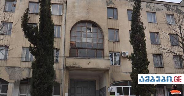 გურჯაანის გამგეობის შენობის ფასადი ჩამოინგრა | Ambebi.GE