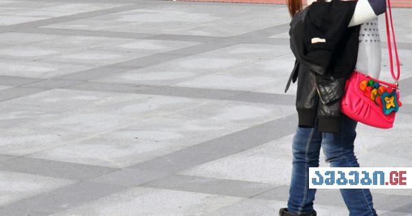 ახალი ქანდაკება ბათუმში - სკულპტორს ფეხსაცმელი სანაპიროზე ”დარჩა ...