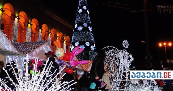 მთავარი საახალწლო ნაძვის ხე მიხეილ სააკაშვილმა აანთო | Ambebi.GE