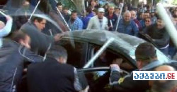 ტელევიზიის წინ ხელჩართული ჩხუბია | Ambebi.GE