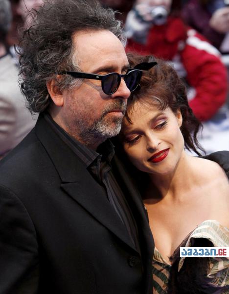 ტიმ ბერტონი მეუღლესთან ერთად კინოდან მიდის | Ambebi.GE