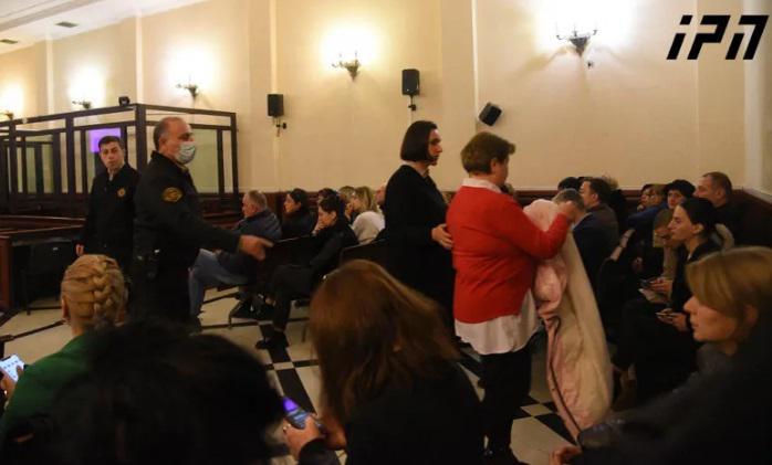მიხეილ სააკაშვილის სასამართლო პროცესზე ერთი პირი დააჯარიმეს და