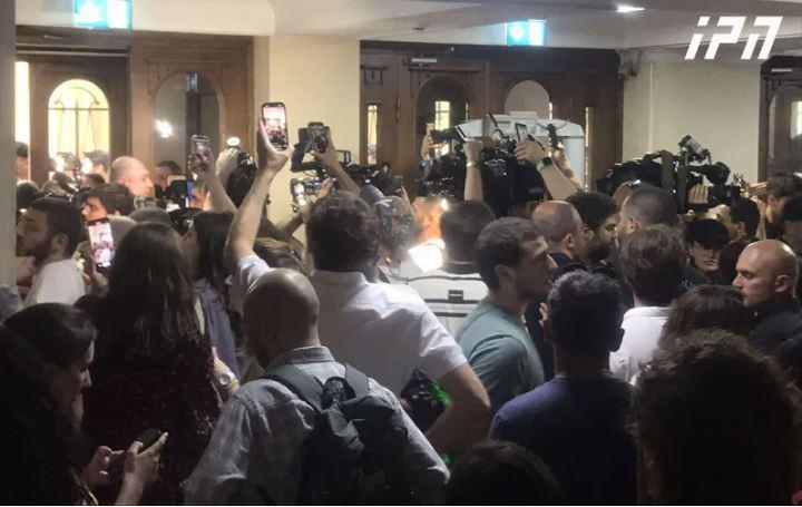 თბილისის საქალაქო სასამართლოს ფოიეში ხმაურია Ambebi Ge